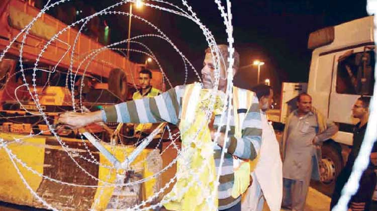 ലോ ക് ഡൗ ൺ പ്ര ദേ ശ ത്തെ മു ൾ വേ ലി യും ത ട സ്സ ങ്ങ ളും നീ ക്കി യി ല്ല ...