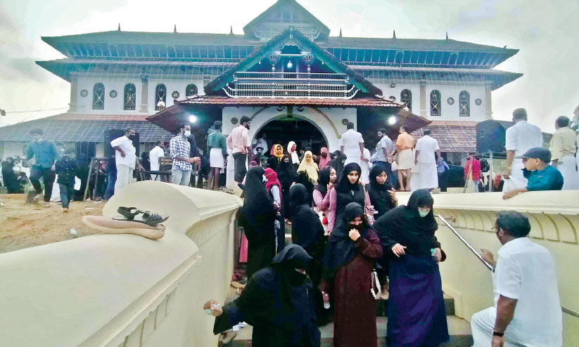 നാദാപുരം പള്ളി കാണാൻ അനുമതി; സ്ത്രീകൾ ഒഴുകിയെത്തി | women flowed to ...