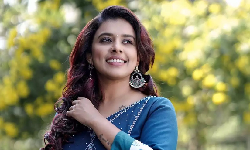 കാതിലാരോ ആർദ്രമായി പാടുന്നപോൽ... | Singer Sithara Krishnakumar | Madhyamam