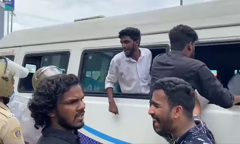 'ഏത് വാഴയാണാവോ കേരളത്തിലെ ആഭ്യന്തര വകുപ്പിനെ നിയന്ത്രിക്കുന്നത് ...