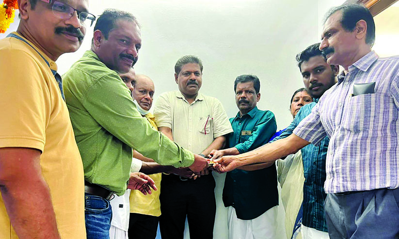 സാ ര ഥി 'സ്വ പ്‌ ന വീ ട്‌' താ ക്കോ ൽ വി ത ര ണം ന ട ത്തി | distributed ...