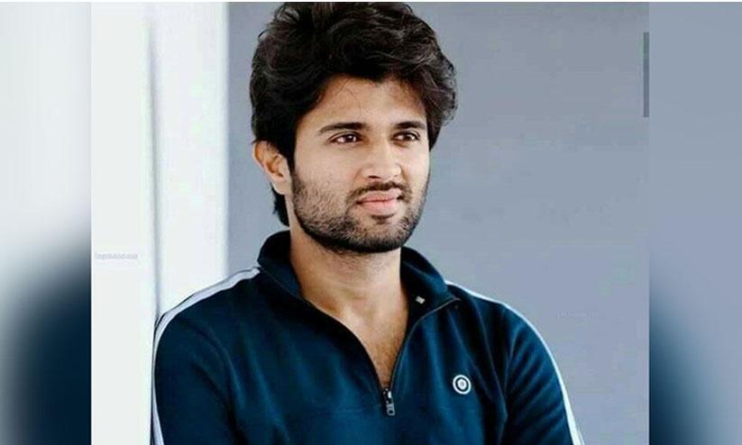 പൊതുവേദിയിൽ ചപ്പലും ധരിച്ച് വിജയ് ദേവരകൊണ്ട; നടന്റെ ചെരുപ്പിന്റെ വില ച ...