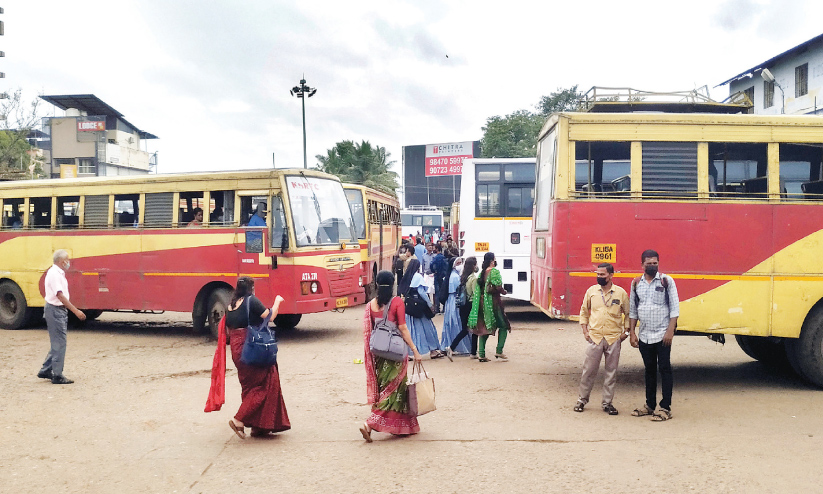 തൃശൂർ കെ.എസ് .ആർ.ടി.സി ബസ് സ്റ്റാൻഡ് വീർപ്പുമുട്ടുന്നു | congested ...