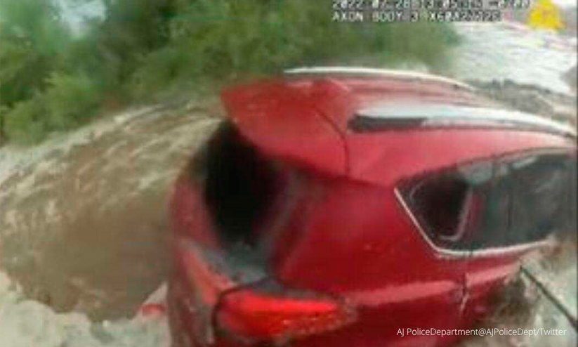 Police daringly rescue a woman from a car stuck in floods -Video Viral ...