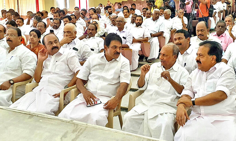 കെ.പി.സി.സി അധ്യക്ഷൻ: ചെന്നിത്തലയുടെ പ്രമേയത്തെ സതീശനും മുരളീധരനും ...