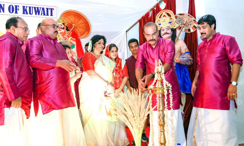 പു ലി ക ളി യും കു മ്മാ ട്ടി ക്ക ളി യു മാ യി തൃ ശൂ ർ അ സോ സി യേ ഷ ൻ ഓണാ ...