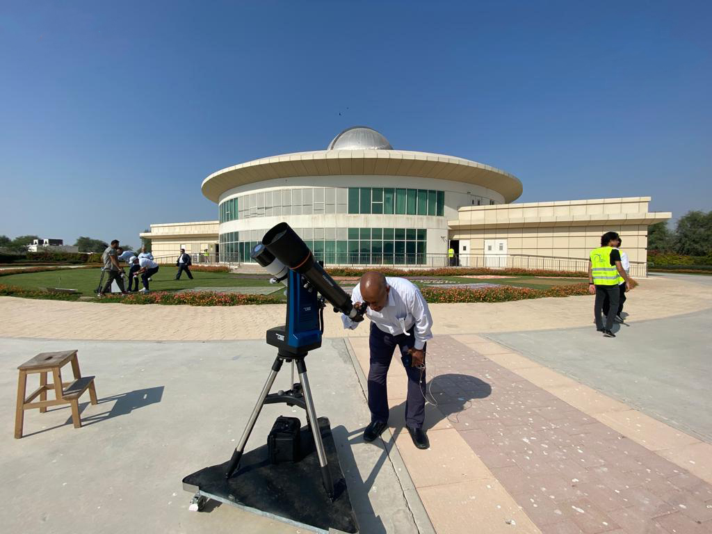 കൗ തു ക മു ണ ർ ത്തി സൂ ര്യ ഗ്ര ഹ ണം | Solar Eclipse in Dubai | Madhyamam