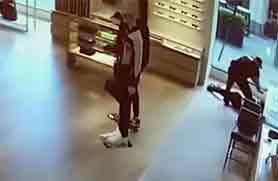 മോഷണ മുതലുമായി കടയുടെ പുറത്തേക്ക് ഓടിയ കള്ളന് സംഭവിച്ചത് അപ്രതീക്ഷിത അബദ്ധം -വൈറലായി വിഡിയോ ...