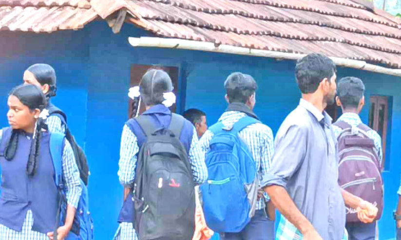 ബസ് സൗകര്യമില്ല; യാത്രാദുരിതത്തിൽ വിദ്യാർഥികൾ | No bus service; posed a ...