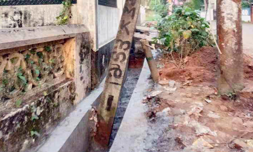 വ ട ക്കേ ക്കാ ട്ട് കാ ന നി ർ മാ ണം അ ശാ സ്ത്രീ യ മാ യി | Vadakekattu ...