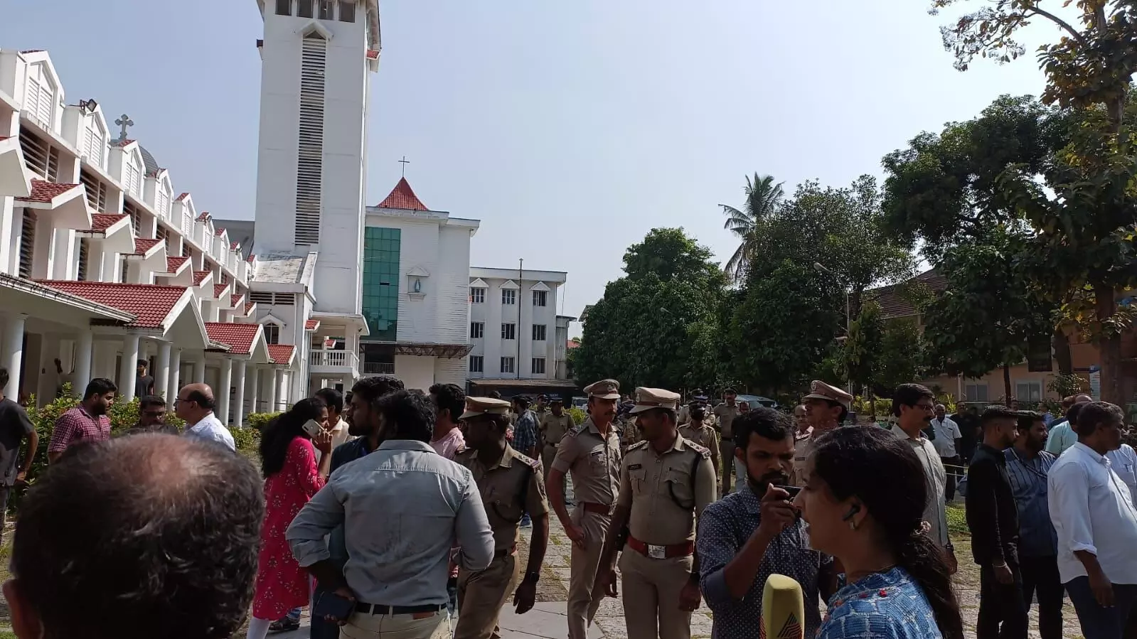 സിറോ മലബാര്‍ സഭയിലെ കുര്‍ബാന തര്‍ക്കം: ബസലിക്ക പള്ളിയില്‍ ചേരിതിരിഞ്ഞ് ...