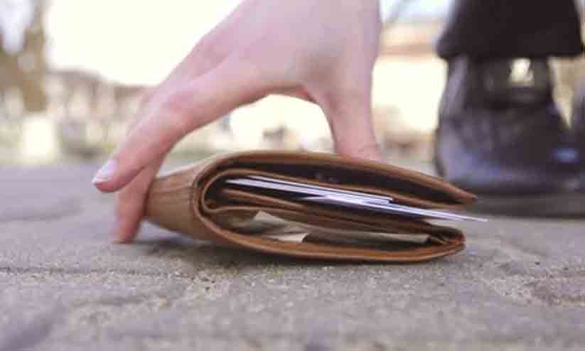 സി.പി.ആർ അടങ്ങിയ പഴ്സ് നഷ്ടപ്പെട്ടു | Man lost his wallet with driving ...