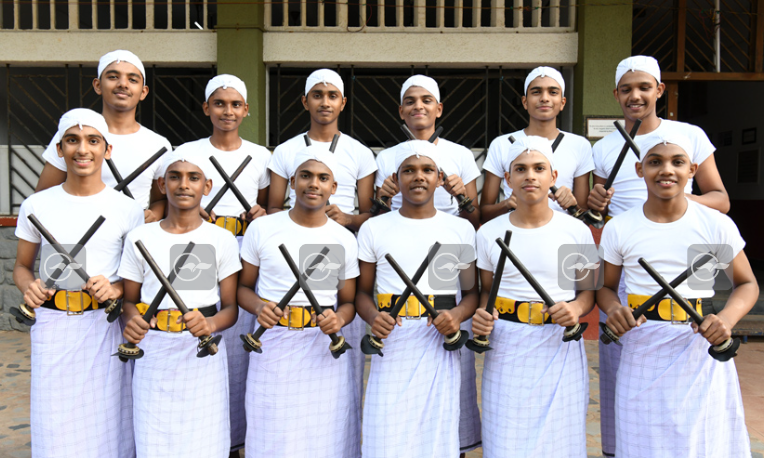 കോലിടറാതെ മുബാറക്ക | Kolkali team in school kalolsavam | Madhyamam