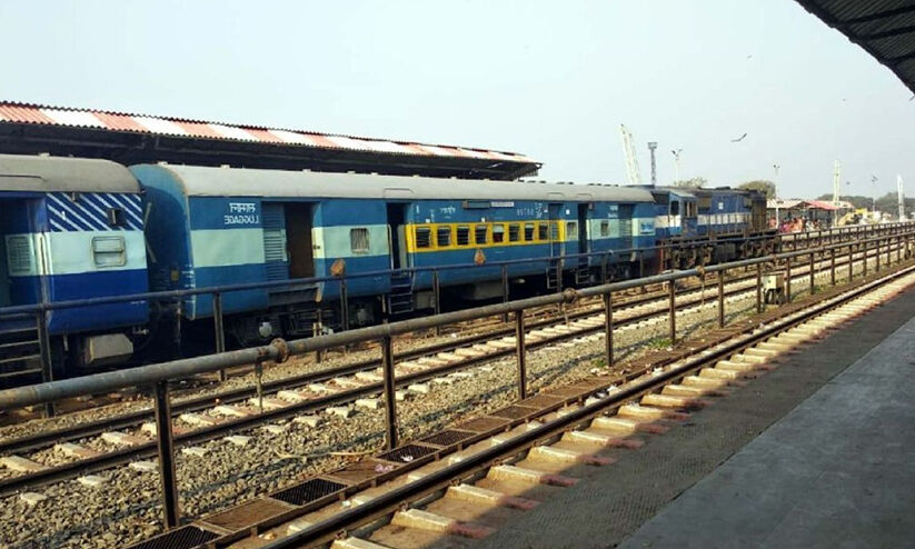 കുരങ്ങ് തട്ടിപ്പറിച്ച ചെരിപ്പിന് വേണ്ടി ട്രെയിനിന് മുകളിൽ കയറിയയാൾക്ക് ...