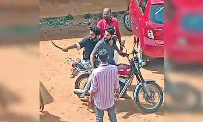 വരവൂർ സ്കൂളിൽ വാൾ വീശിയ സംഭവം; രണ്ട് പേർക്കെതിരെ കേസ് | Sword throwing ...