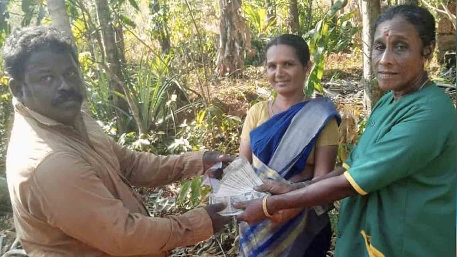 വീട്ടുമാലിന്യത്തിൽ നിന്ന് കിട്ടിയത് അരലക്ഷം രൂപ! ഉടമസ്ഥന് തിരികെ നൽകി ...