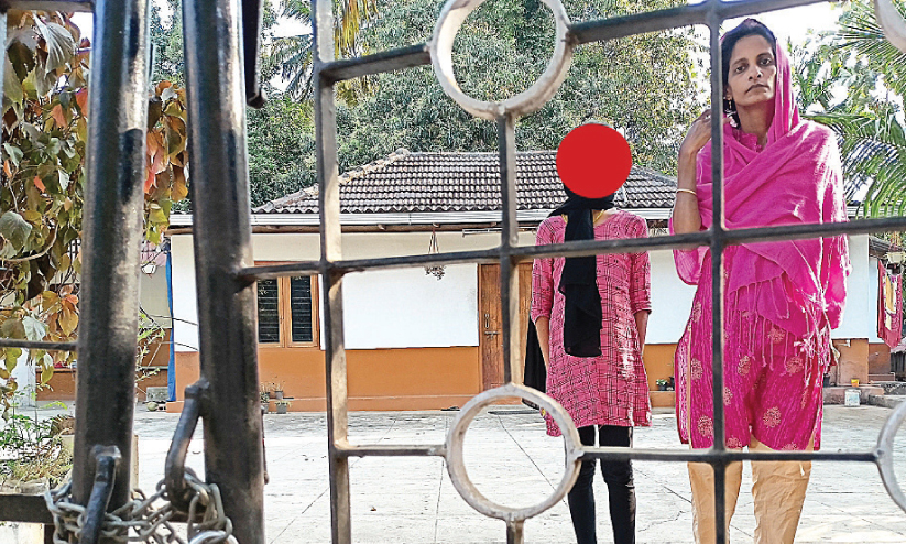 സ്ത്രീ ധ ന പീ ഡ നം: യു വ തി യും മ ക ളും നാ ലു ദി വ സ മാ യി വീ ട്ടു മു ...