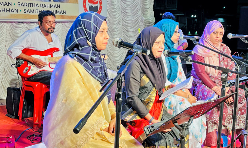 ഉമ്മയും മക്കളും പാടി: ‘‘അവിടുന്നെൻ ഗാനം കേൾക്കാൻ ചെവിയോർത്തിട്ടരികിലിരിക്കേ....’’ | Mother and ...