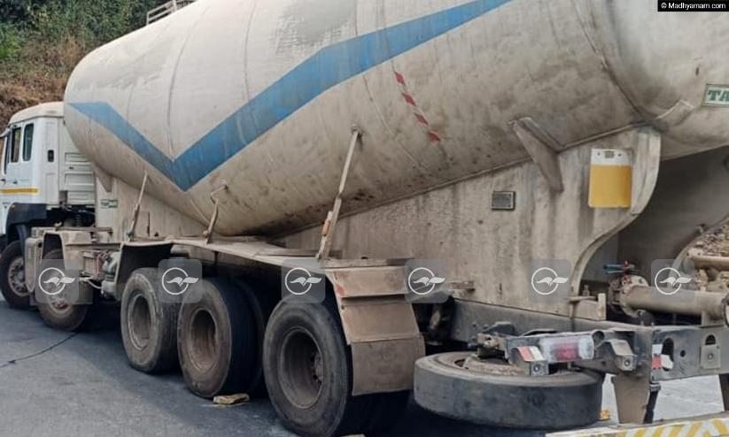 വയനാട് ചുരത്തിൽ കോൺക്രീറ്റ് മിക്സിങ് ലോറി കുടുങ്ങി | Concrete mixing ...