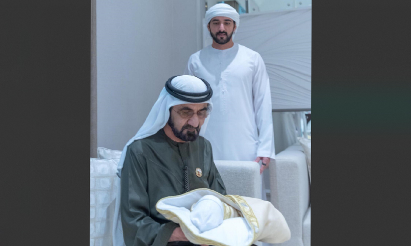 കുഞ്ഞുമകനെ താലോലിക്കുന്ന ശൈഖ് മുഹമ്മദ് ; ചിത്രം പങ്കുവെച്ച് ശൈഖ് ഹംദാ ...