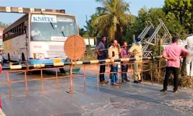 റെയിൽവേ ഗേറ്റ് പിക് അപ് വാൻ ഇടിച്ചു തകർത്തു | The railway gate was ...
