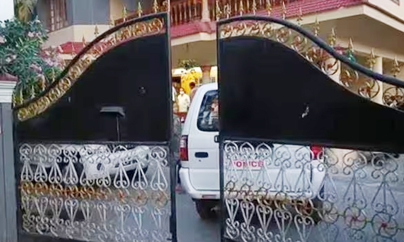 കൈക്കൂലി കേസിലെ പ്രതിയിൽ നിന്ന് കൈക്കൂലി വാങ്ങിയ സംഭവം; വീട്ടി ...