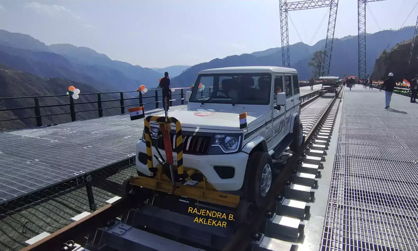 ലോകത്തിലെ ഏറ്റവും ഉയരം കൂടിയ റെയിൽവേ പാലത്തിലൂടെ ഓടുന്ന മഹീന്ദ്ര ബൊലേറോ ...