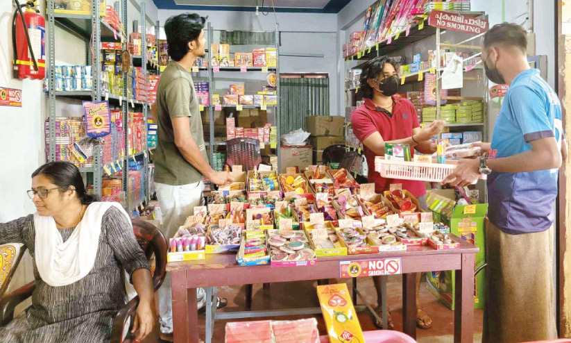 ഠ മാ ർ, പ ഠാ ർ.... പ ട ക്ക ങ്ങ ൾ റെ ഡി | Vishu crackers ready for sale ...