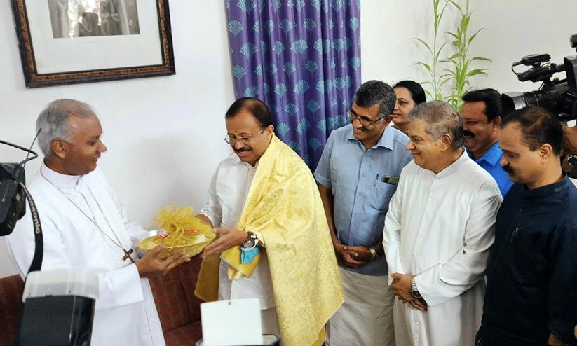 വി. മുരളീധരൻ ആര്‍ച്ച് ബിഷപ്പ് തോമസ് ജെ. നെറ്റോയെ സന്ദർശിച്ചു; സൗഹൃദ ...