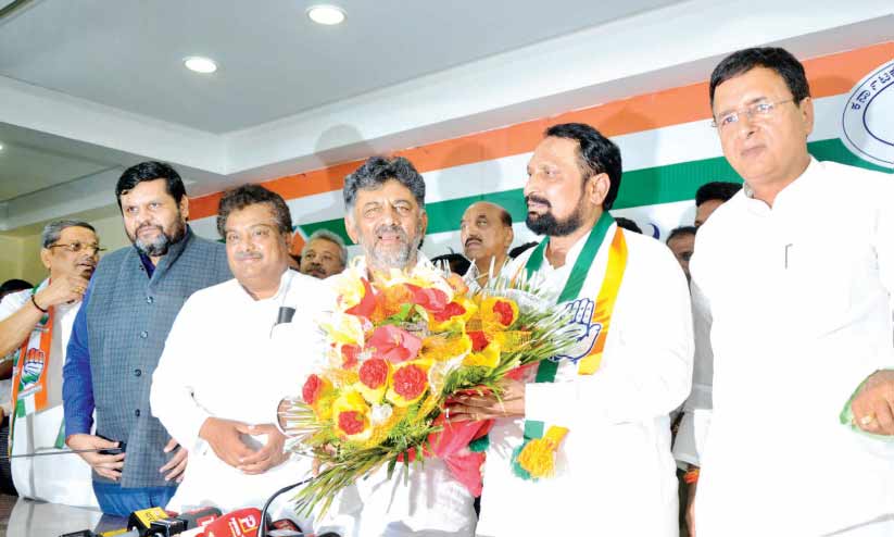 മുൻ ഉപമുഖ്യമന്ത്രി ലക്ഷ്മൺ സവാദി കോൺഗ്രസിൽ | Former Deputy Chief ...