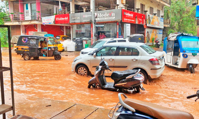 ഓവുചാൽ നിർമാണം പുനരാരംഭിച്ചില്ല; കുറ്റ്യാടി ടൗണിൽ വെള്ളപ്പൊക്കം ...