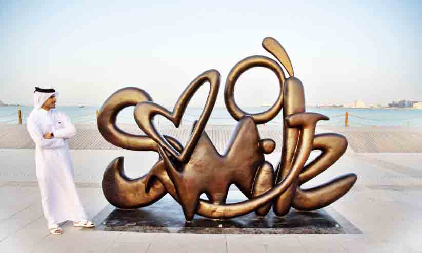 സ്മൈ ൽ പ്ലീ സ്... | Smile sculpture by artist 'Tamim Al Majd' on Doha ...