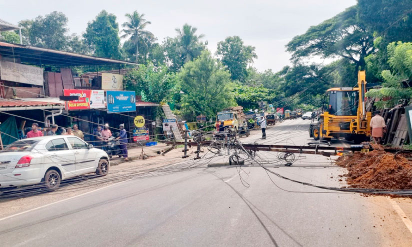 റോഡിനു കുറുകെ വൈദ്യുതി പോസ്റ്റും ലൈനും നിലംപതിച്ചു; വന്‍ ദുരന്തം ...