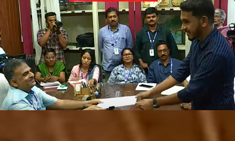 ജെയ്ക് സി. തോമസ്‌ പത്രിക സമർപ്പിച്ചു; കെട്ടിവെക്കാനുള്ള തുക നൽകിയത് ഡി ...