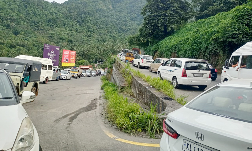 വയനാട് ചുരത്തിൽ വാഹനങ്ങൾ കുടുങ്ങിക്കിടന്നത് മണിക്കൂറുകൾ | huge traffic ...