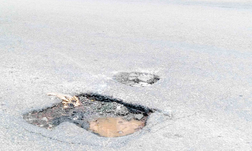 അപകട ഭീഷണിയായി റോഡിലെ കുഴികൾ ഗവ. ആശുപത്രിക്ക് മുന്നിലെ കുഴിയില്‍ ചാടി ...