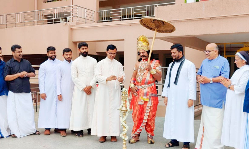 ക്നാ നാ യ കാ ത്ത ലി ക് ദേ വാ ല യ ത്തി ൽ ഓ ണാ ഘോ ഷം | Onaghosham at ...