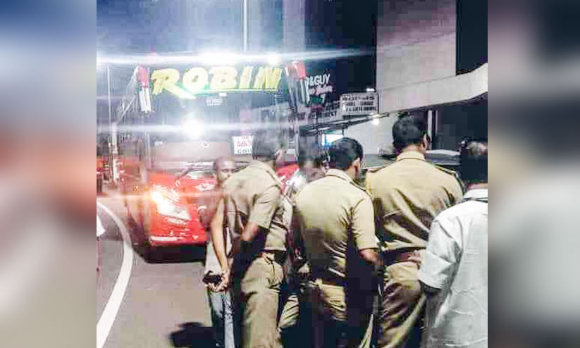ടൂറിസ്റ്റ് പെർമിറ്റ് മാത്രമുള്ള ‘റോബിൻ ബസ് ’സ്റ്റേജ് കാരേജായി സർവിസ് നടത്തിയെന്ന് ; അന്തർസംസ്ഥാന ...