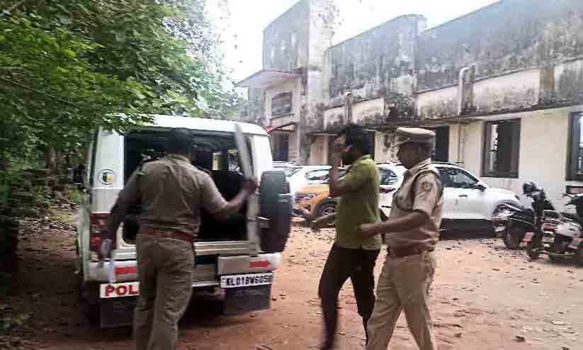 വാളയാർ പീഡനക്കേസിലെ പ്രതിയുടെ മരണം: പ്രേരണാകുറ്റത്തിന് പിടിയിലായയാ ...