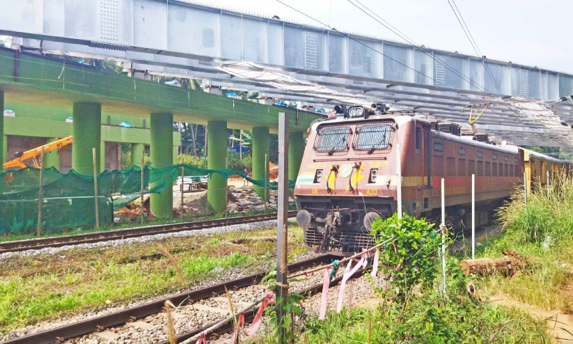 കാരോത്ത് റെയിൽവേ മേൽപാലം; ഗർഡറുകൾ സ്ഥാപിക്കൽ അവസാന ഘട്ടത്തിലേക്ക് ...
