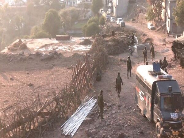 ജമ്മു കശ്മീരിൽ ഭീകരരുമായി ഏറ്റുമുട്ടൽ; നാല് സൈനികർക്ക് വീരമൃത്യു | 2 Army officers, jawan killed ...