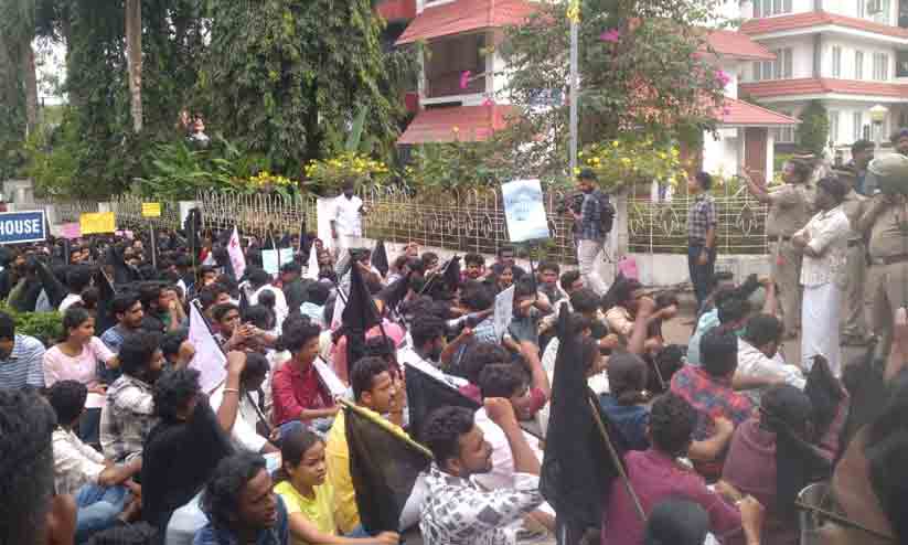കാലിക്കറ്റ് യൂനിവേഴ്സിറ്റിയിൽ ഗവർണർക്കെതിരെ എസ്.എഫ്.ഐ ഉപരോധ സമരം | SFI ...
