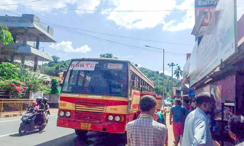 ഓടിക്കൊണ്ടിരുന്ന കെ.എസ്.ആർ.ടി.സി ബസിന് തീപിടിച്ചു | A running KSRTC bus ...