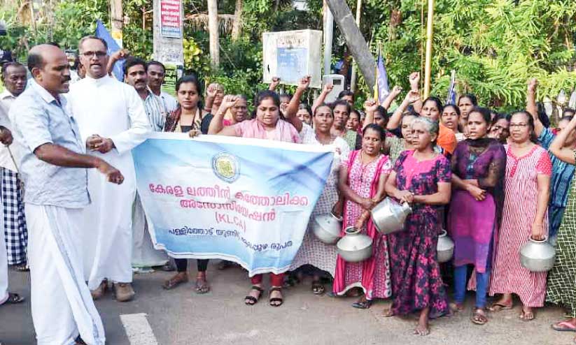പ ള്ളി ത്തോ ട് തീ ര പ്ര ദേ ശ ങ്ങ ളി ൽ കു ടി നീ ർ ക്ഷാ മം അ തി രൂ ക്ഷ ം ...