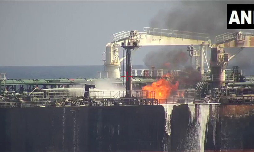 ഏദൻ ഉൾക്കടലിൽ ആക്രമിക്കപ്പെട്ട കപ്പലിലെ തീ അണക്കുന്നതിന്‍റെ വിഡിയോ ...