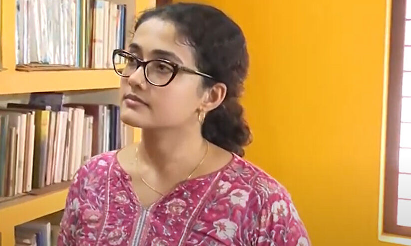 അപകടത്തിൽ കൈ നഷ്ടപ്പെട്ടു; ഇടം കൈ കൊണ്ട് പൊരുതി നേടി പാർവതി | Parvathy Gopakumar secures 282nd ...