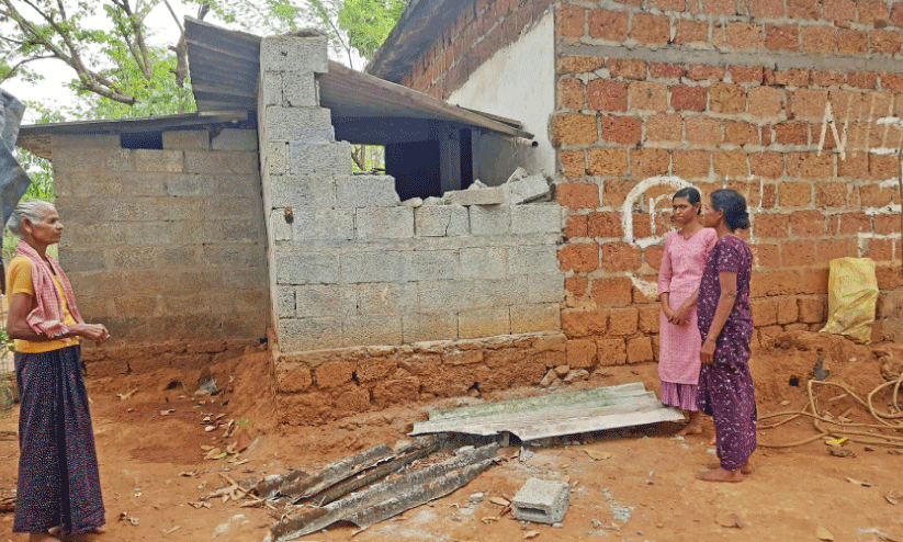 ആറളം ഫാമിലെ വീടിന്‍റെ അടുക്കള ഭാഗം കാട്ടാന തകർത്തു | Wild elephant ...