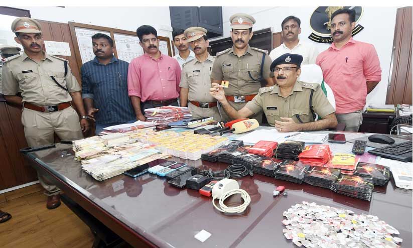 180 സിം കാ ർ ഡു ക ൾ ഒ ന്നി ച്ച് ആ ക്ടീ വാ യി; പ്ര തി വ ല യി ലുമായി ...