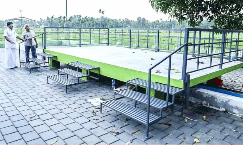 ഒക്കല്‍ വിത്തുൽപാദന കേന്ദ്രത്തിലെ നടുമുറ്റവും സ് റ്റേജും ...