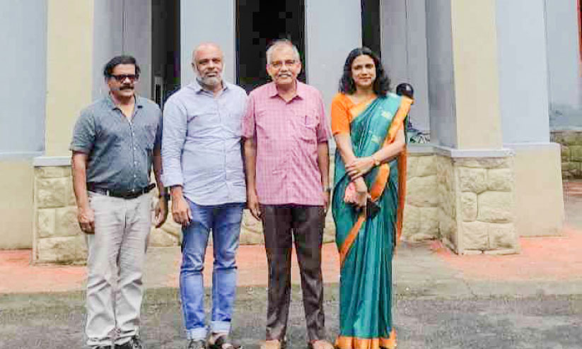 അ ങ്ങാ ടി പ്പു റം സ്റ്റേ ഷ നി ൽ ഫൂ ട്ട്ഓ വ ർ ബ്രി ഡ്ജ് ആ റു മാ സ ത്തി ന ...